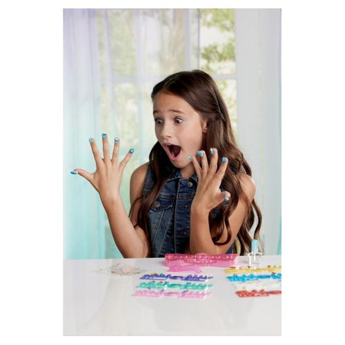 Le Coffret De Manucure Princesses Disney Ongles Qui Collent Avec De L ...